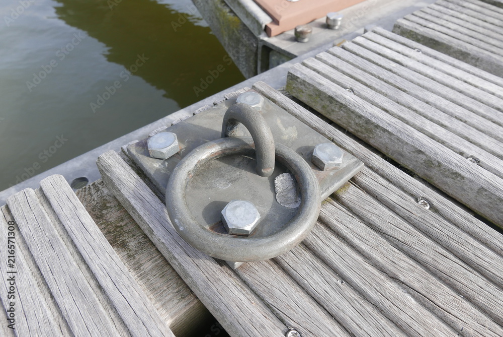 Eisenring zum anlegen mit dem Boot am Steg Stock-Foto | Adobe Stock