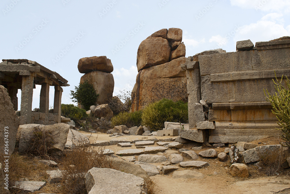 Foto Stock Ruins of temples on the path from the eastern gateway of ...