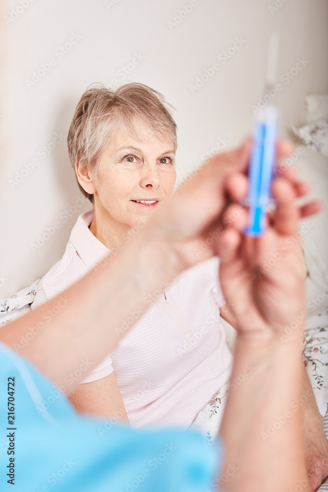 Krankenschwester bereitet Spritze vor Stock Photo | Adobe Stock