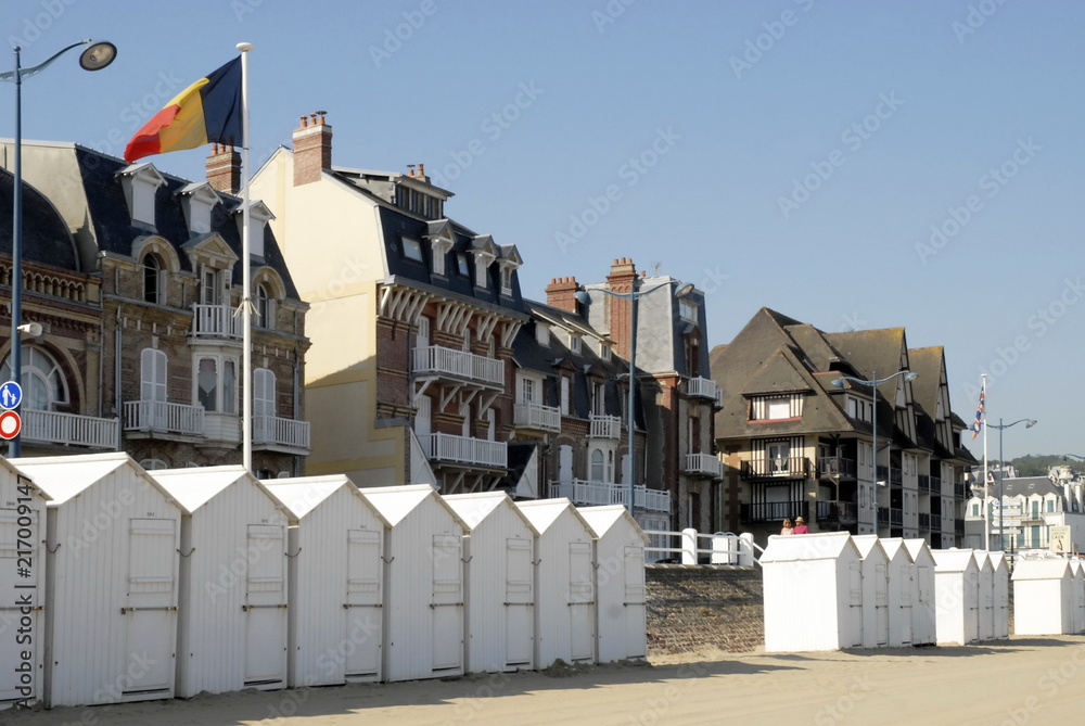 Ville de Villers sur Mer, cabines de plages blanches en enfilade ...