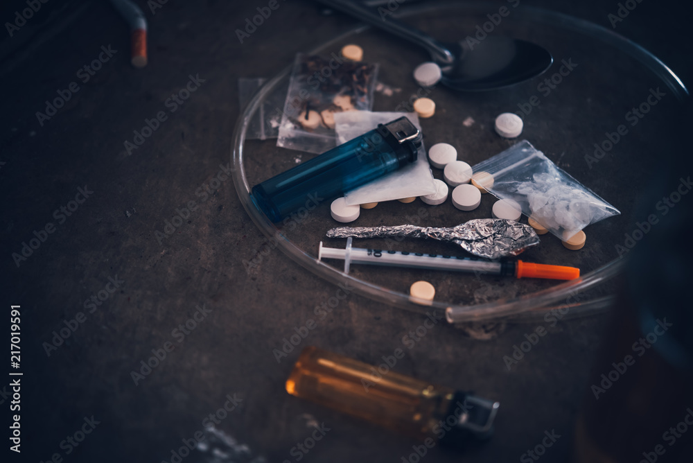 Asian men are drug addicts to inject heroin into their veins themselves ...