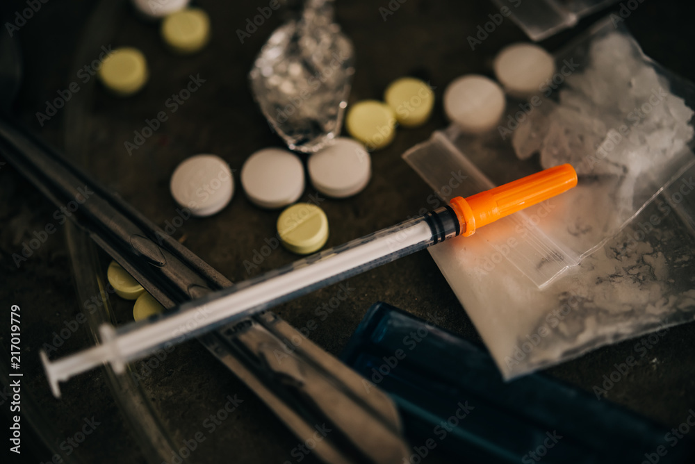 Asian men are drug addicts to inject heroin into their veins themselves ...