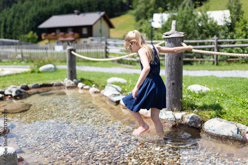 Ein 9 jähriges Mädchen betreibt wassertreten an einem natur ...