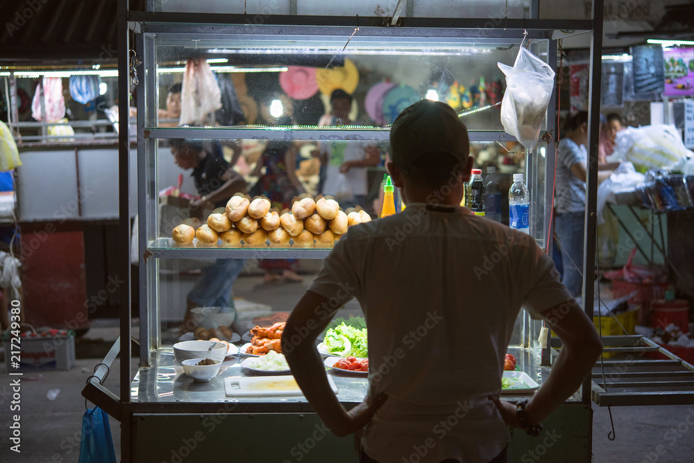 Vietnamese sandwich stall at night market ナイトマーケットのバインミー屋台 Stock Photo ...