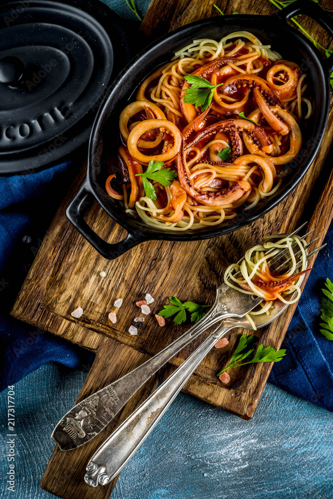 Italian cuisine, Calamari Fra Diavolo, spaghetti pasta marinara with ...