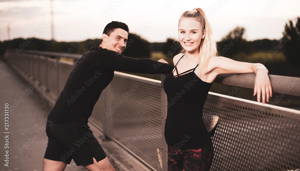 Freude am Sport, Mann und Frau haben Spaß beim Trainieren Stock-Foto ...