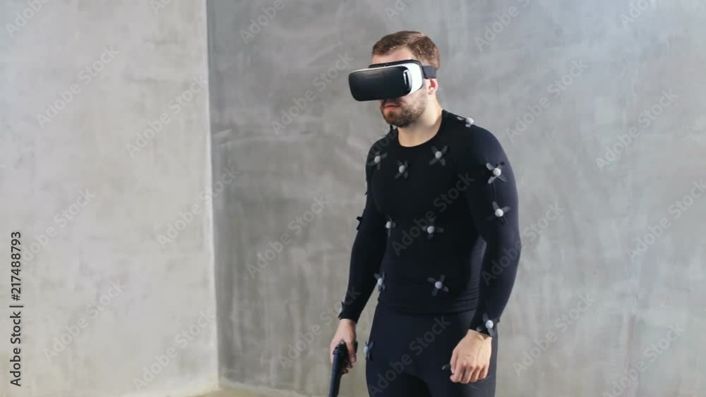 Vidéo Stock young athlete man playing VR sniper video game with virtual ...