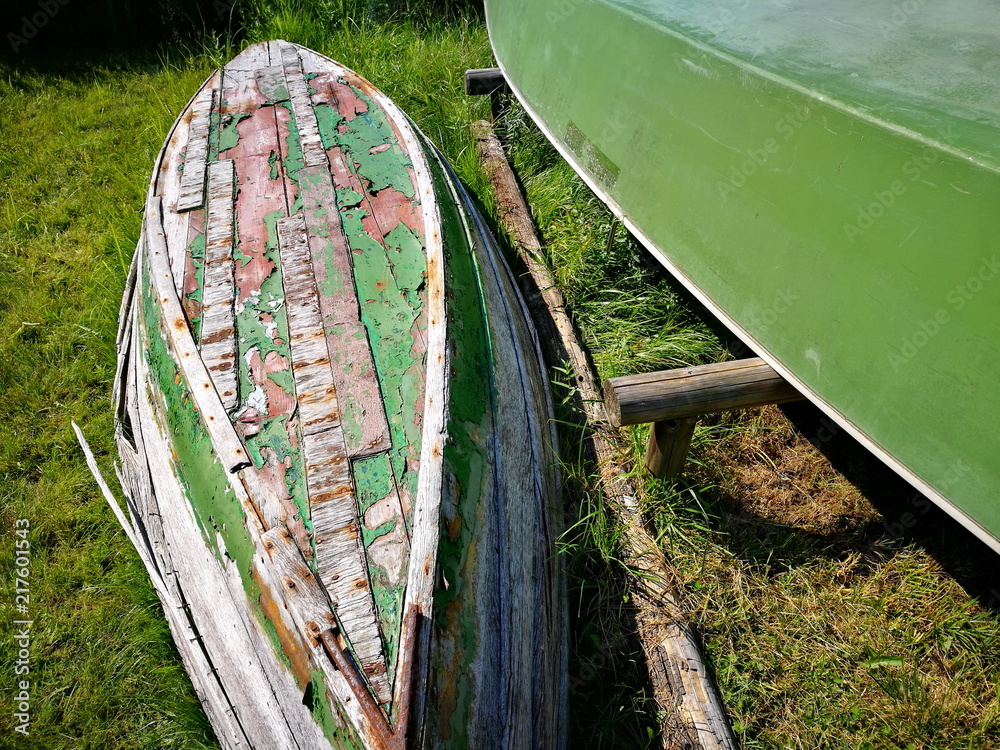 Marodes altes Ruderboot in Holzbauweise mit abblätternder grüner Farbe ...