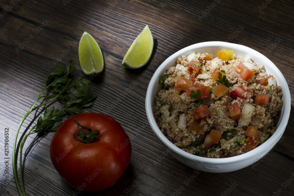 Tabule, comida libanesa tradicional, servida em uma tigela de porcelana ...