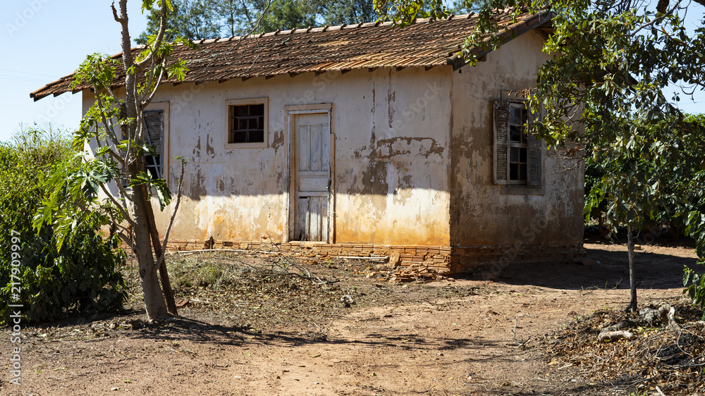 Abandoned house, poorly maintained house, poor house Stock Photo ...
