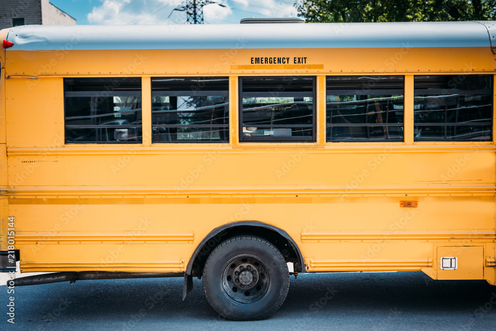 Foto de side view of parked empty school bus do Stock | Adobe Stock