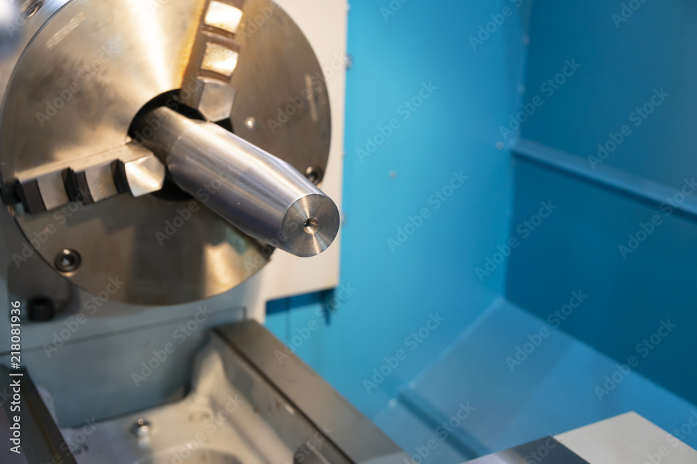 Foto Stock The lathe machine cutting the steel rod.The high technology ...