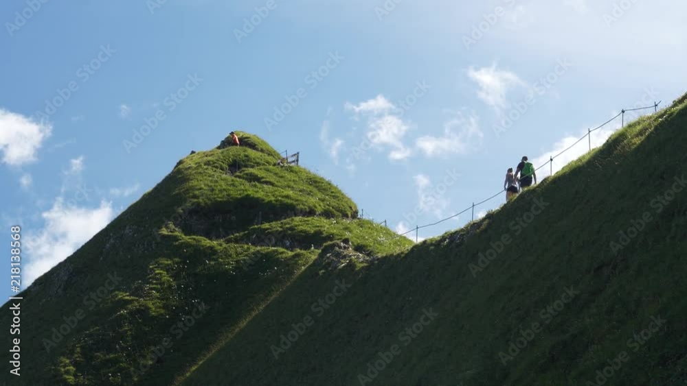 Vidéo Stock people walking a ridge walk on top of a mountain edge walk ...