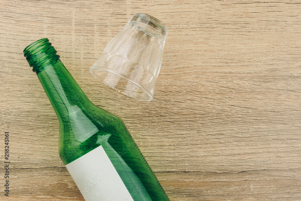 Foto de top view of soju bottle with glass on the wooden table. Soju is ...