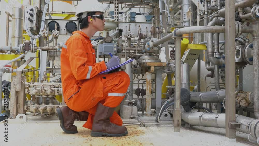 Stockvideo Mechanical inspector inspection on gas turbine compressor to ...