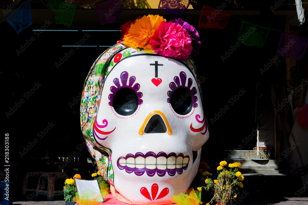 La calavera tiene muchos colores brillantes y es muy bonita. Stock ...