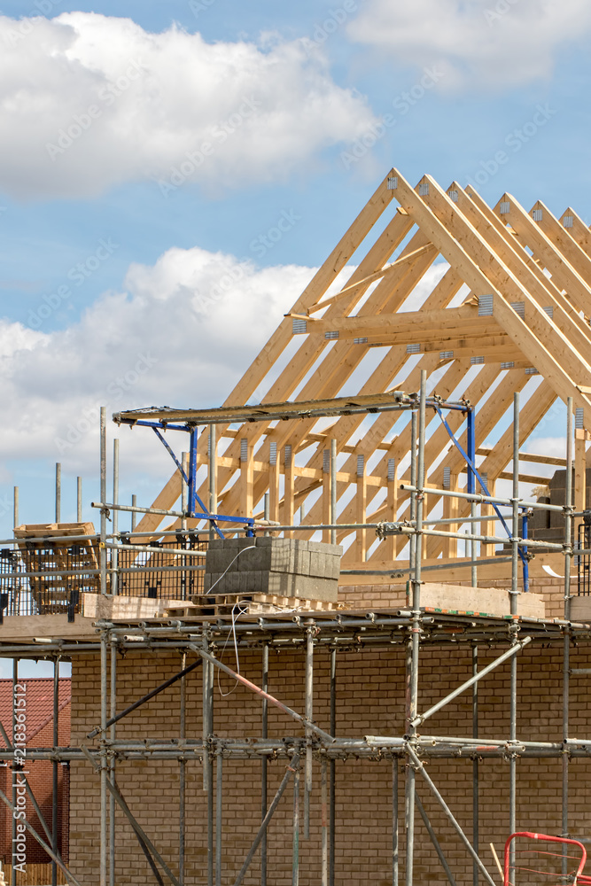 Foto de Scaffold platform and timber roof trusses on new building under ...