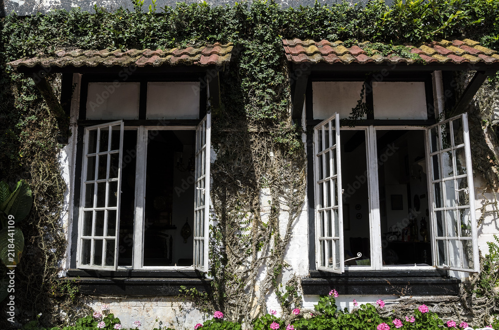Photo & Art Print Architecture of historic british colonial stone ...
