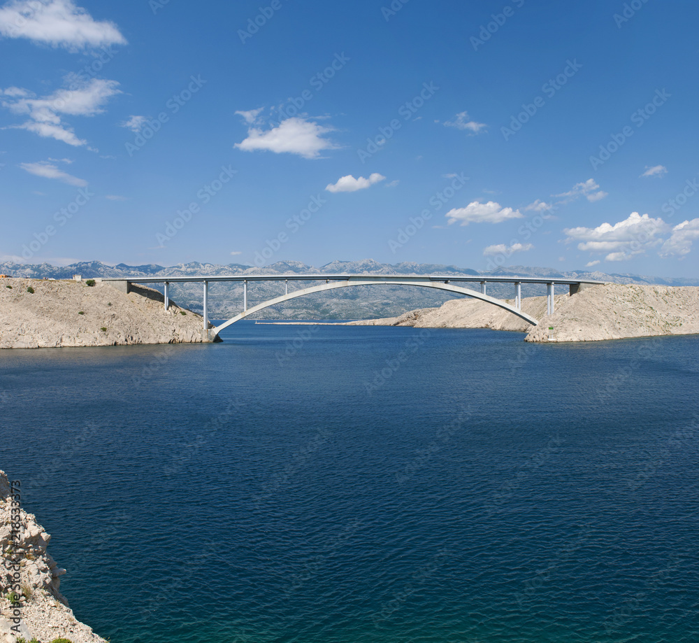 Croazia: vista panoramica del Paški Most, il ponte del 1968 che collega ...