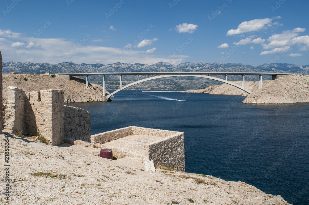 Croazia: vista panoramica delle rovine di una torre di guardia e del ...
