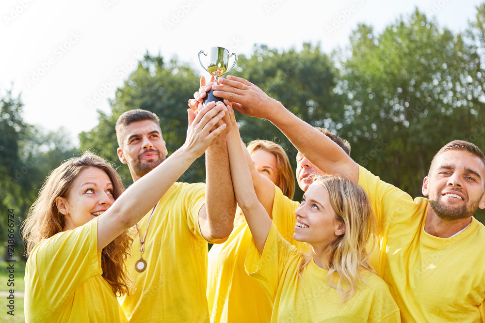 Sieger Team hält stolz den Pokal hoch Stock Photo | Adobe Stock