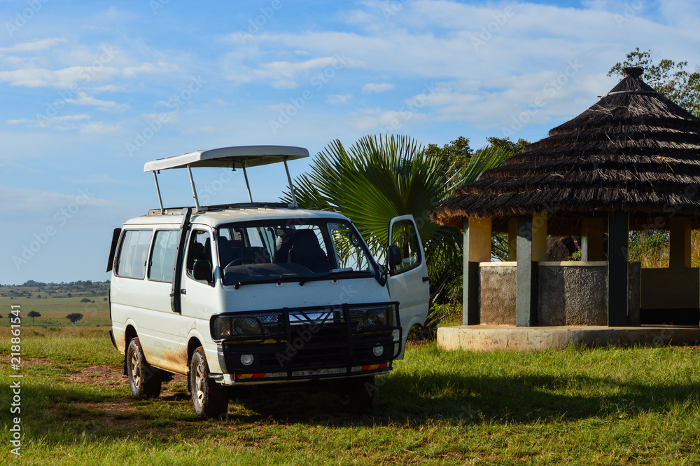 Safari Bus vor Hütte in der Wildnis; Uganda; Afrika Stock Photo | Adobe ...