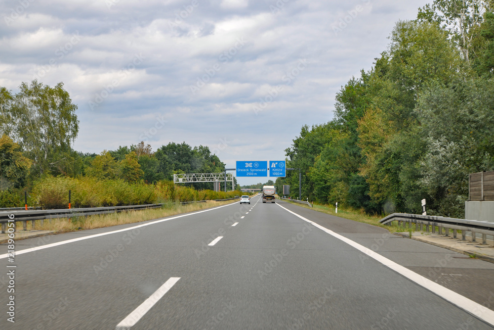 Autobahn Straße Wegweiser Schild Autobahnbrücke Richtungsanzeiger ...