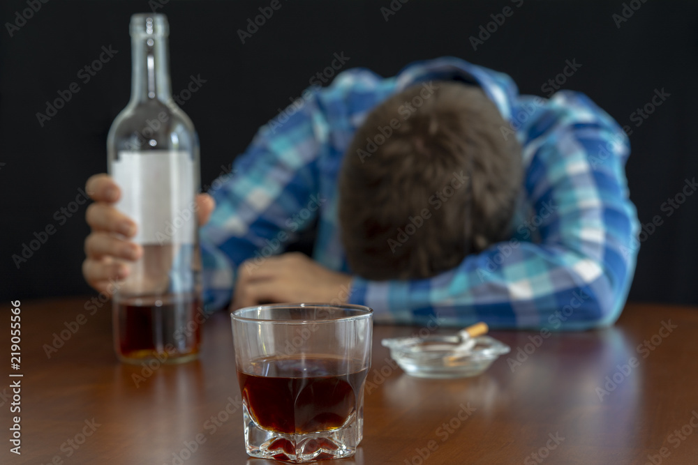 Hombre borracho inconsciente con un vaso de bebida en la barra con un ...