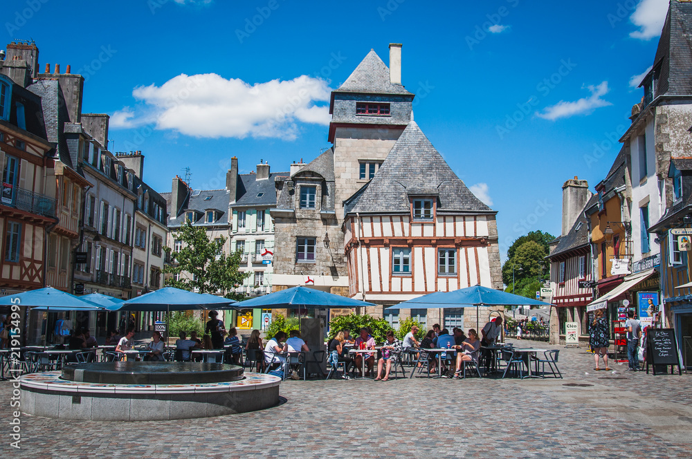 Place avec fontaine et terrasse dans le vieux centre-ville médiéval de ... Place avec fontaine et terrasse dans le vieux centre-ville médiéval de ...