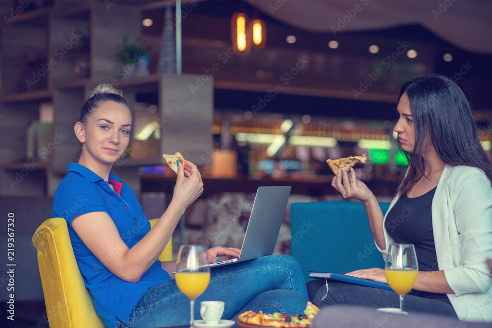 Students group eating pizza in breaking time early next study class ...