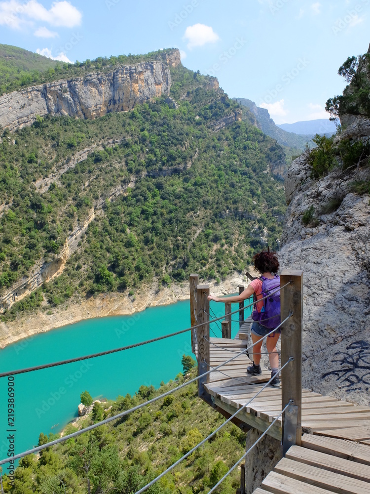 Serra de Montsec en espagne sur chemin vertigineux avec randonneur ...