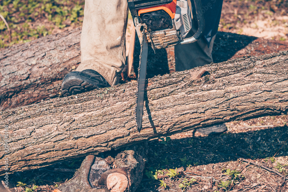 Chainsaw is stuck in the log during operation, jamming the saw chain ...