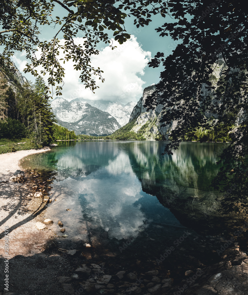 See in den Alpen im Nationalpark Berchtesgadener Land mit Spiegelung ...