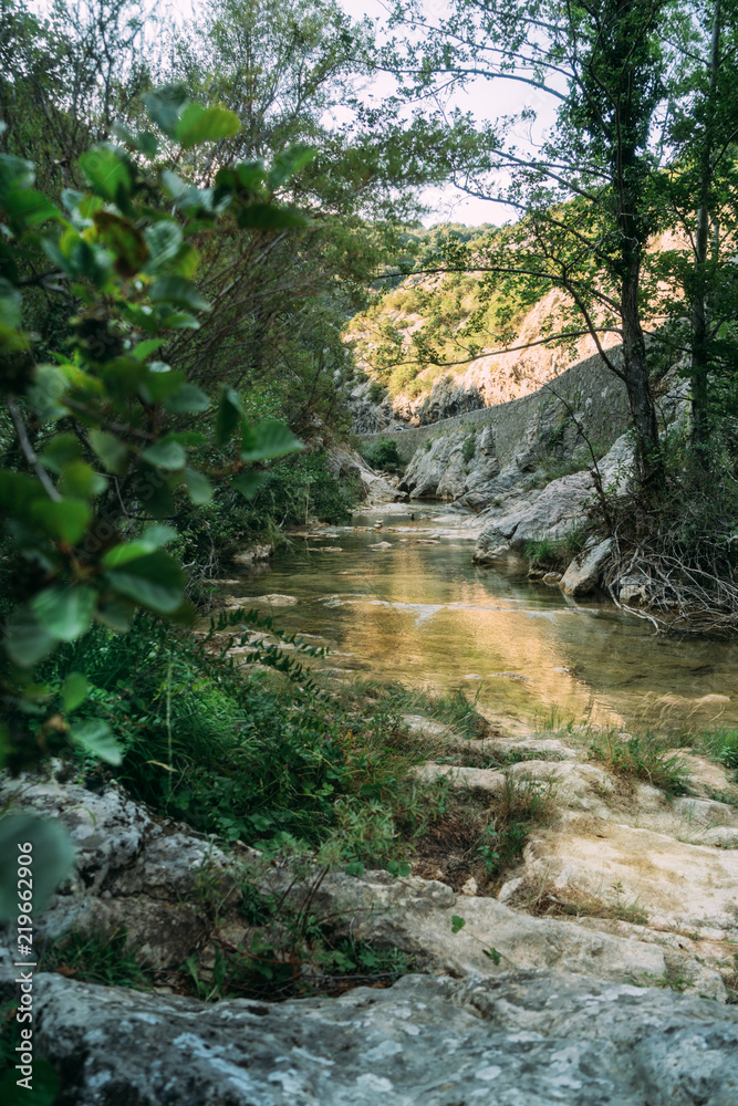 Paysage de rivière en montagne Stock Photo | Adobe Stock