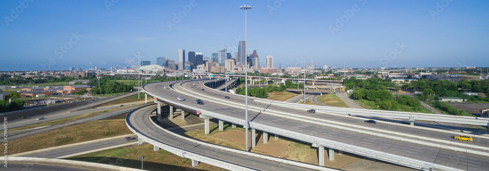 Foto de Panorama aerial view Houston downtown and interstate 69 highway ...