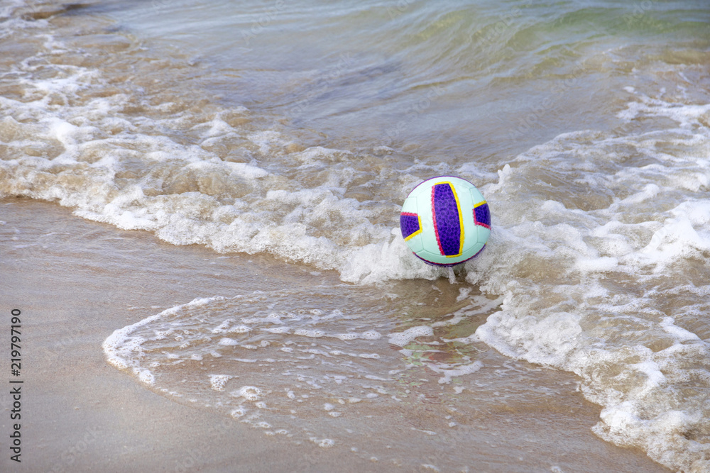 Foto de Pallone da palla a volo colorato in acqua do Stock | Adobe Stock