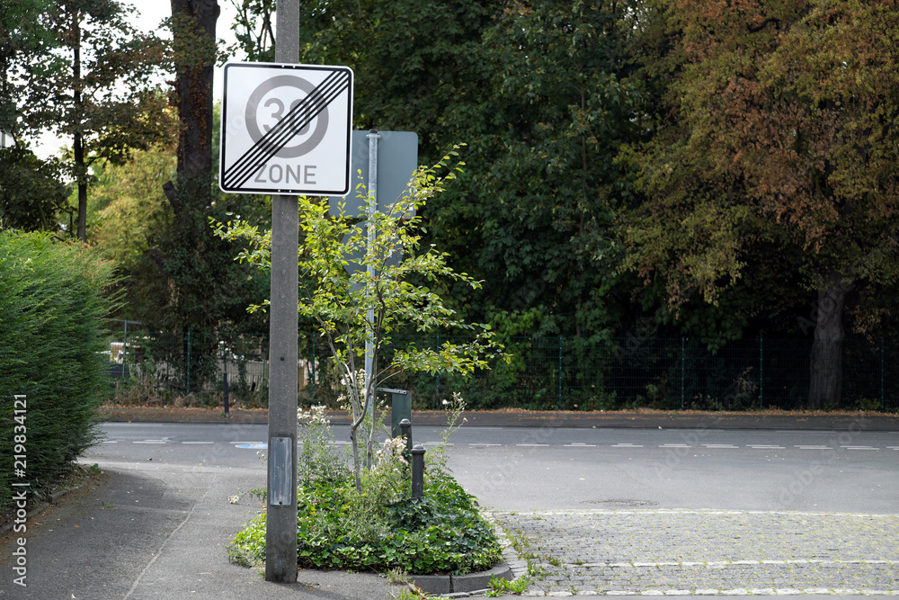 Verkehrsschild Verkehrszeichen Ende der Tempo-30-Zone - Stockfoto foto ...
