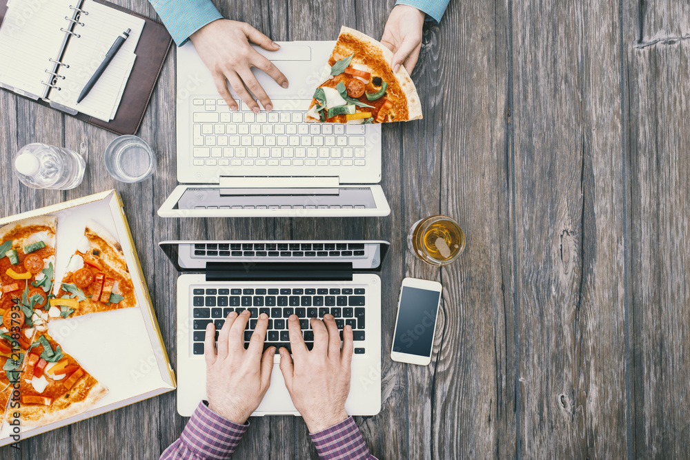 Lunch break at office desk Stock-Foto | Adobe Stock