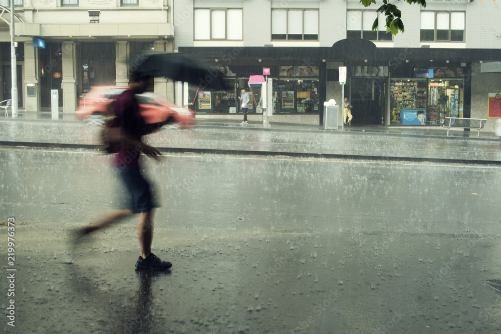 Gente corriendo por la calle un día de lluvia huyendo para resguardarse ...
