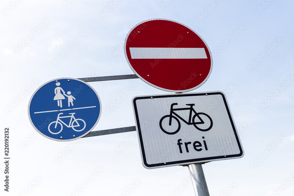 Einbahnstraße Verkehrszeichen Radfahrer frei ภาพถ่ายสต็อก | Adobe Stock