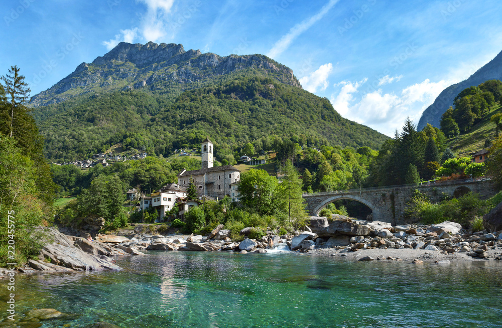 Fotografia do Stock: Lavertezzo im Verzascatal mit Verzasca Fluss ...