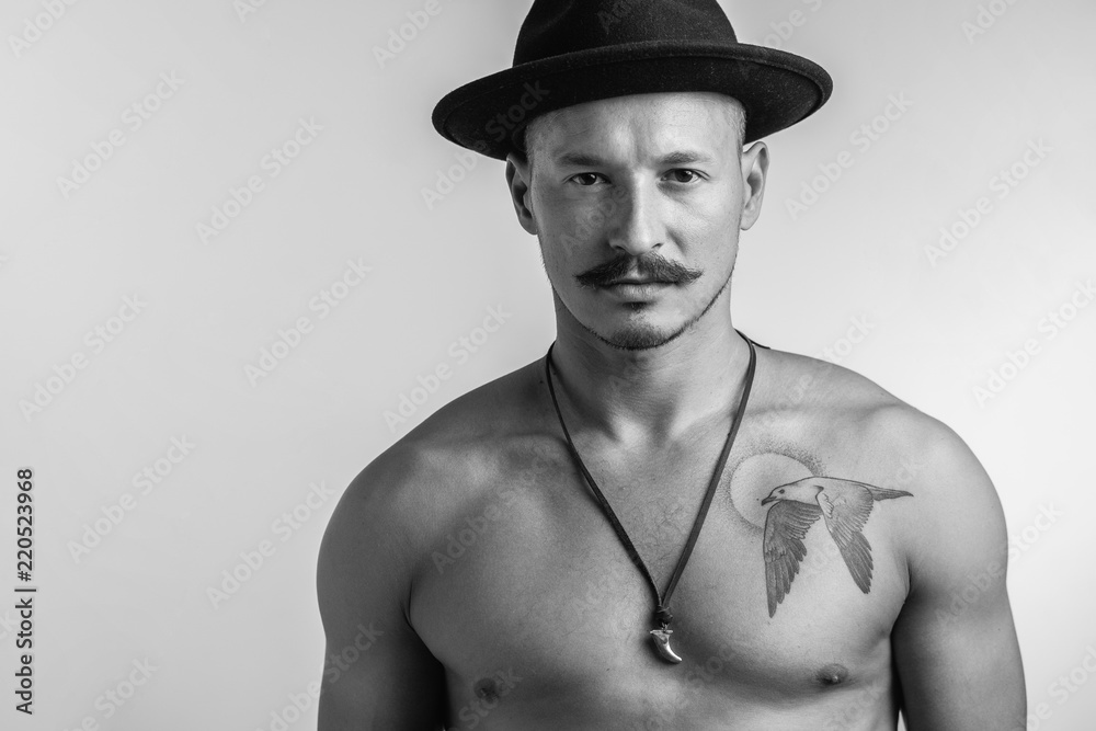 Monochrome head and shoulder shot of handsome shirtless muscular man ...