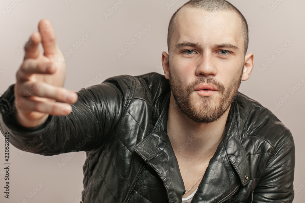 Hey, guys, come here. brutal man whistling to a beautiful girl ...