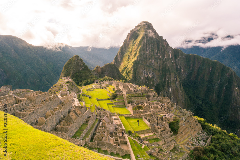 Foto de Classic up above view to Machu Picchu citadel ancient ruins in ...