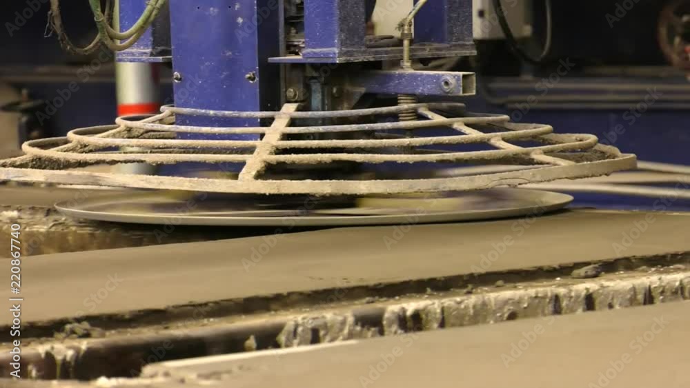 Vidéo Stock Manufacture of reinforced concrete wall panels. Polishing ...