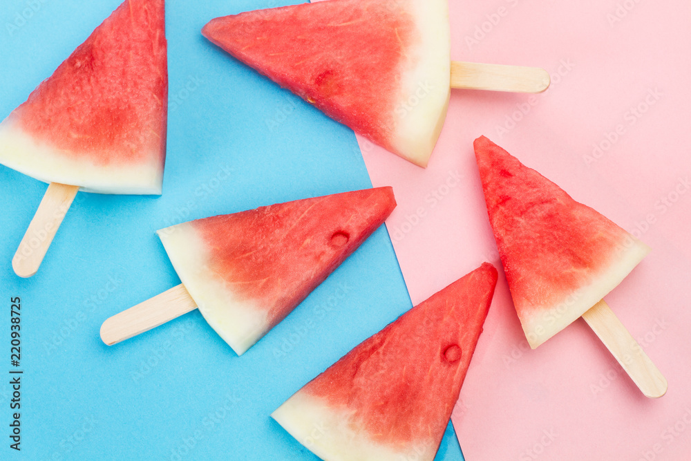 Sandía cortada en forma de triángulo simulando helados sobre un fondo ...