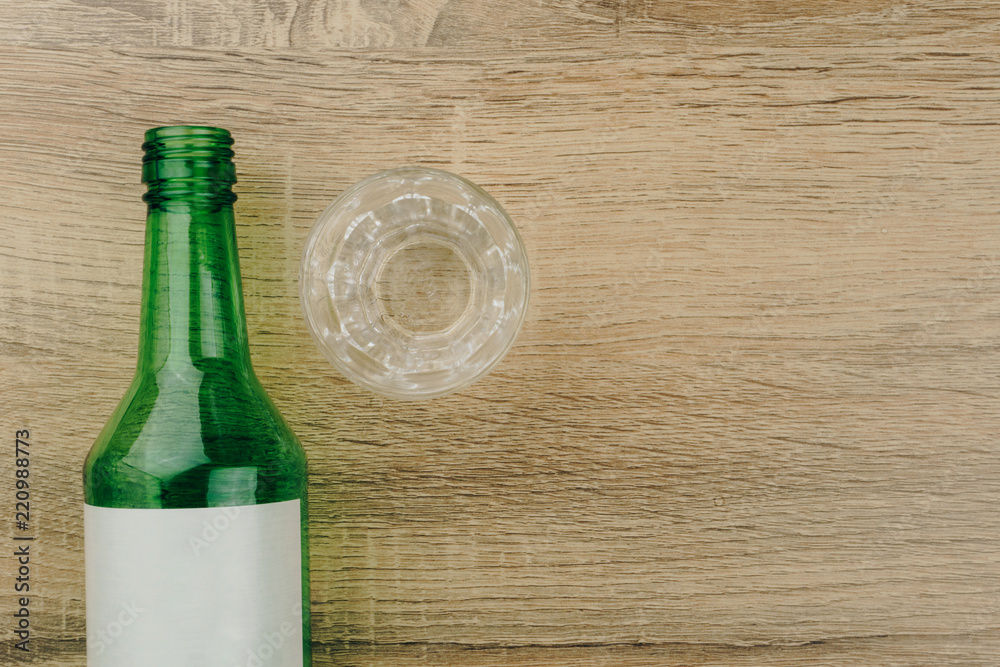 Foto Stock top view of soju bottle with glass on the wooden table. Soju ...