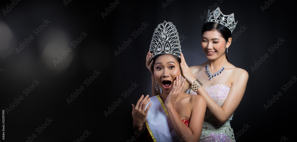 put Diamond Crown on Final Winner latest year Miss Beauty Queen Pageant ...