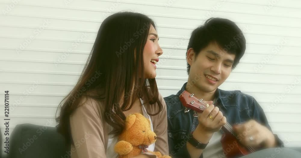 Vidéo Stock Young gook looking Asian couple sing a song together, man ...