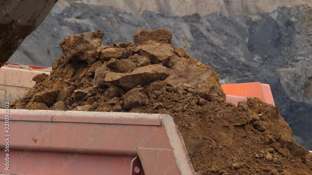 Vidéo Stock Excavator loads the body of a dump truck. Slow motion, 4k ...